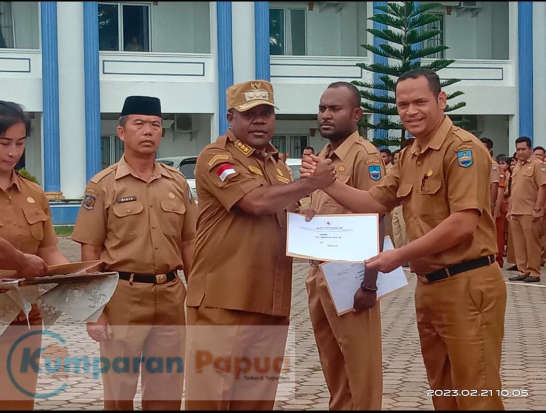 Bupati Manokwari Serahkan 570 STTPL Bagi CPNS Formasi Tahun 2018 - kumparanpapua