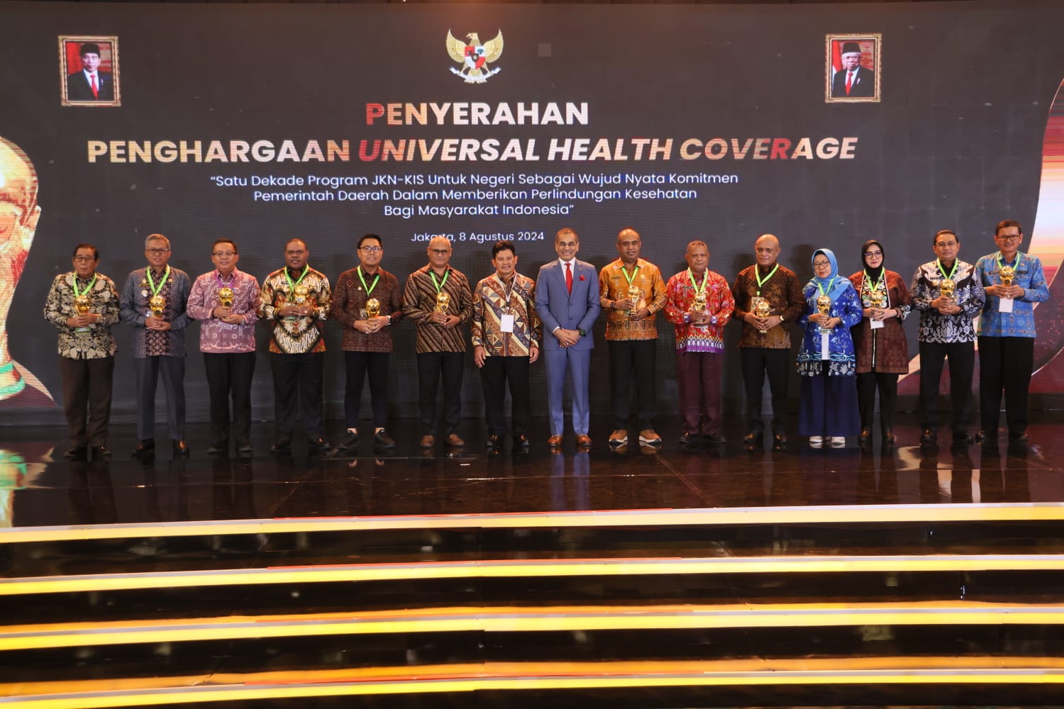 Wapres Ma'ruf Amin Berikan Penghargaan UHC Awards kepada 493 Kepala ...