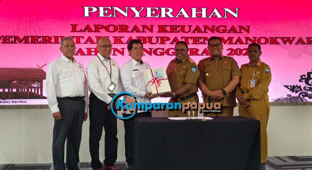 Bupati dan Wakil Bupati Manokwari Serahkan LKPD 2024 ke BPK Papua Barat - Kumparanpapua